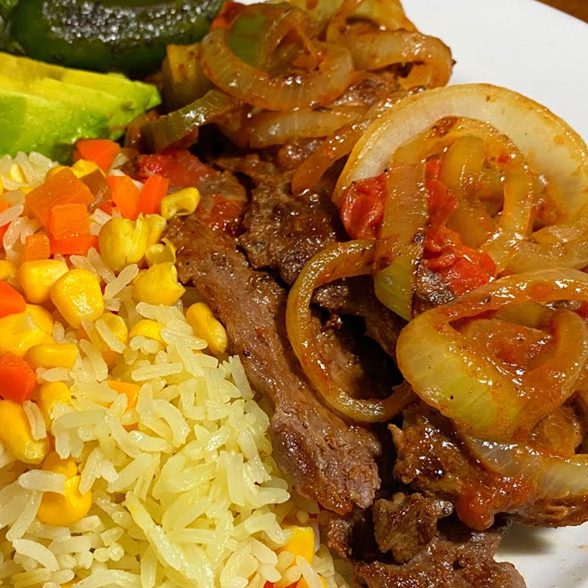 Bistec Encebollado Con Arroz